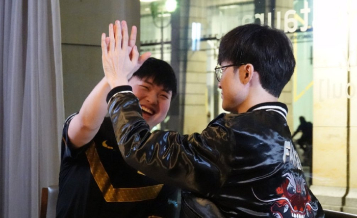 太有节目效果了！Faker与Uzi联手，姿态、Zeus同队|虎牙|表演赛|姿态_新浪新闻