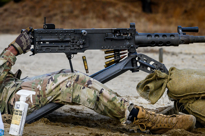 美国陆军国民警卫队士兵联合基地的迪克斯堡靶场用M2机枪射击