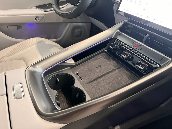 预算够不到小米SU7/智己L6？可以考虑一下TA——极狐阿尔法S5实拍