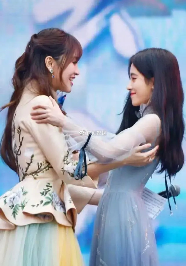 金莎与男友街头拍拖，身高166cm仍不到男方肩膀，身姿纤细无孕味|金莎|男友|身高_新浪新闻