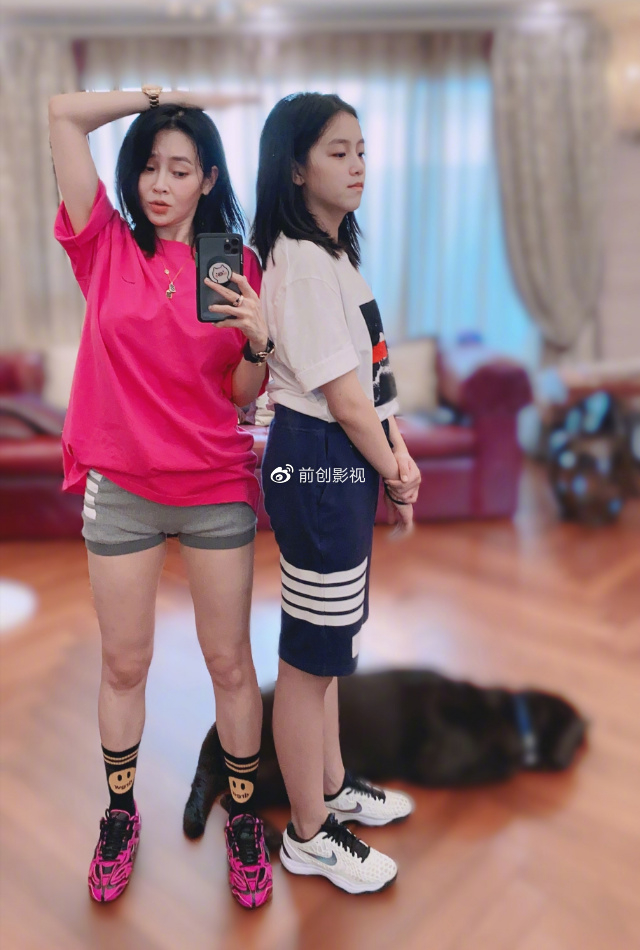 于明加为长女庆生，14岁萌姐身高174cm超妈妈，母女仨同框似姐妹
