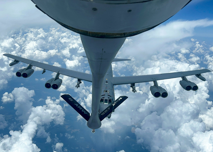 一架美国空军B-52同温层堡垒接受空中加油支持