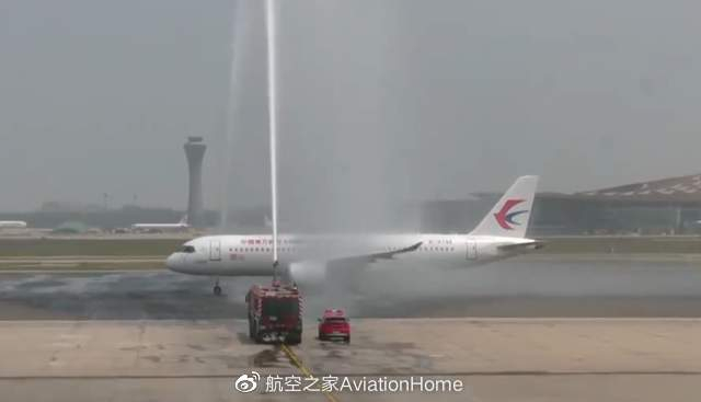 国产C919完成上海-北京商业首航，北京首都机场“水门礼”欢迎！|首航|东航|航班_新浪新闻