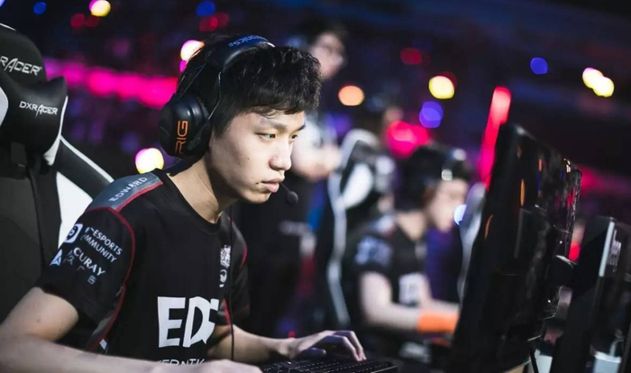 “厂长15年退役可以拿三千万年薪！”PDD透露为什么喜欢明凯|职业选手|职业|态度|事情|直播_新浪新闻