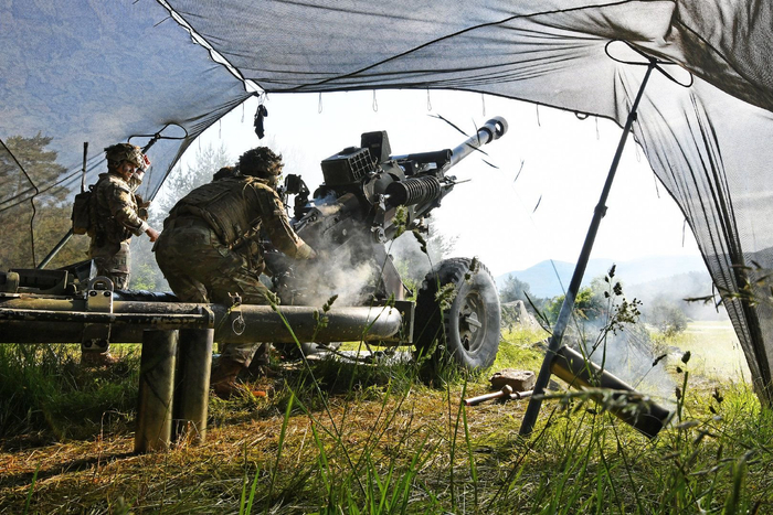 第4营A炮兵连的美国陆军伞兵射击M119A3榴弹炮