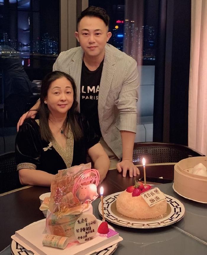 蔡天凤前婆婆正面照曝光,戴翡翠项链和儿子一起庆祝生日