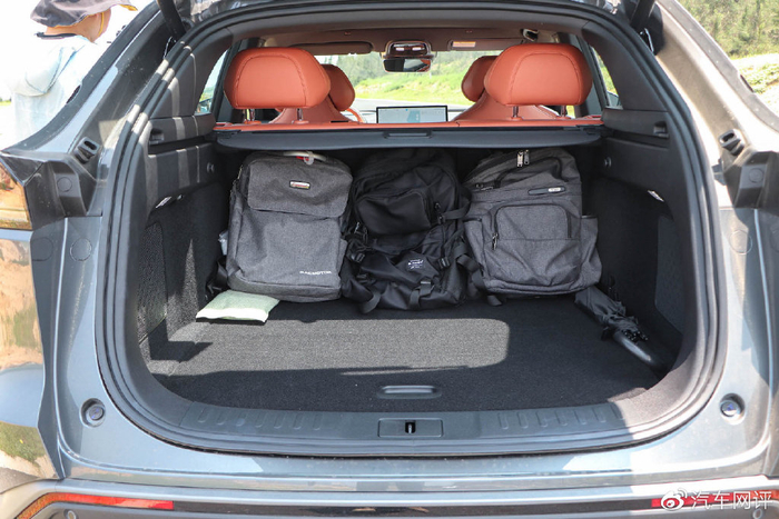 试驾深蓝S7纯电版，兼顾舒适与智能，驾驶质感表现又如何？