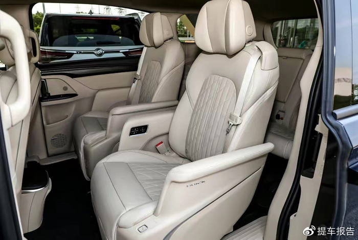 解读别克GL8，标配2.0T+9AT动力，舒适又大气，不比埃尔法香？