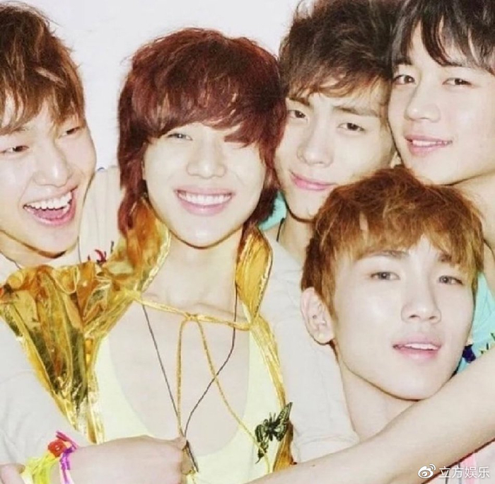 SHINee五人完整体旧照公开 组合出道15年