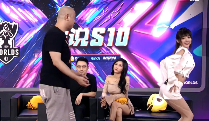 LGD晋级！虎说S10女主播却不慎走光？观众疯狂截图：白色的