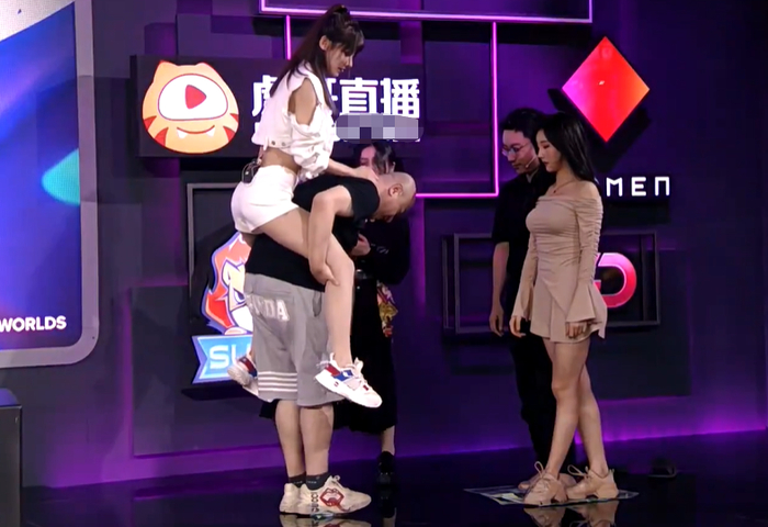 LGD晋级！虎说S10女主播却不慎走光？观众疯狂截图：白色的