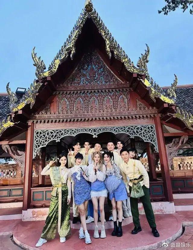 曝苗苗诞下三胎！婚后父母妹妹都一起住，网友说郑恺娶了一家子人郑恺一家子婚后新浪新闻
