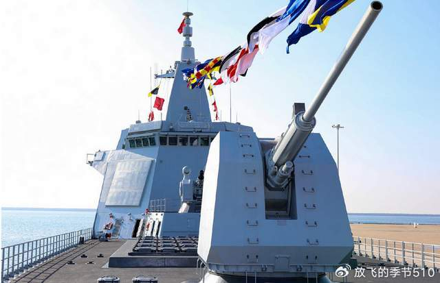 055型导弹驱逐舰：满载排水量13500吨，让国内网友感到惊讶