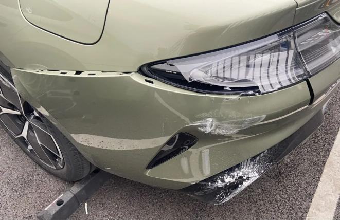 系统出BUG了？70余辆小米SU7集体发生碰撞！官方发声：全赔！