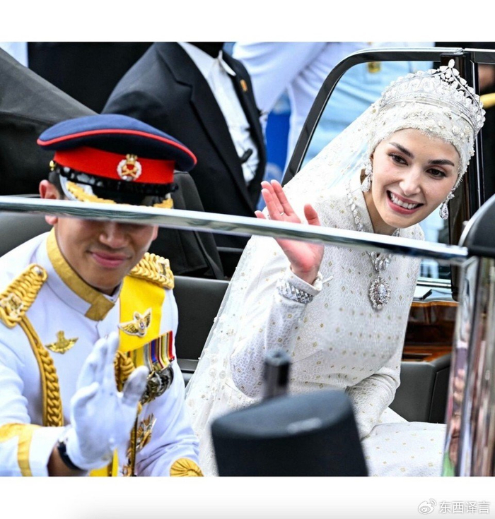 文莱帅王子和混血王妃在婚礼上对视，太甜了，坐敞篷车向民众致意