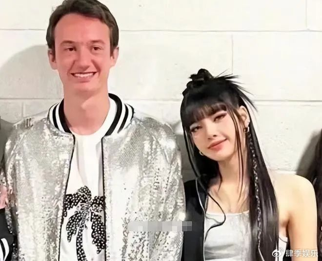 曝Lisa疯马秀彩排视频流出，全身仅一条珍珠腰链，亲妈疑现场