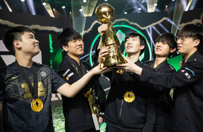 Cryin微博被冲！RNG再次夺冠，女装Flag仍历历在目