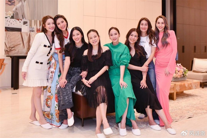 华裔富婆伍伦盼又组神仙聚会，7位泰娱大花齐聚，Aff再夺黄金大奖|伍伦盼_新浪新闻