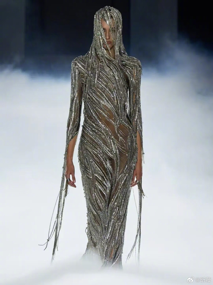 Alexander McQueen S/S 2025系列展现了独特的设计风格与创意…|McQueen|Alexander|丝绸_新浪新闻