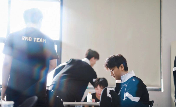 RNGM自ban大腿？一山不容二虎，虔诚被猫神挤下首发