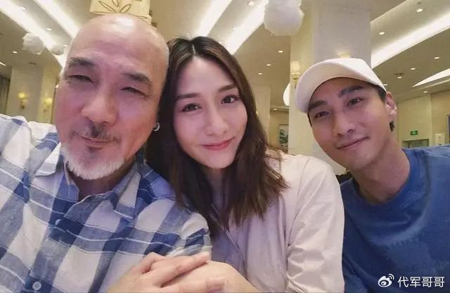 港星徐少强因病去世！小30岁妻子也因伤心离世，留下一双年少儿女|徐少强|雪梨|米雪_新浪新闻