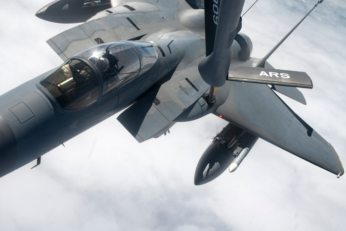 第44战斗机中队F-15C“鹰”在太平洋上空飞行