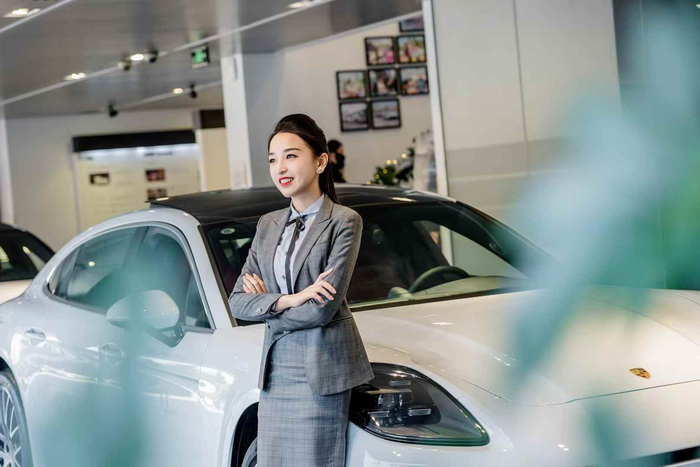 对话保时捷女销冠牟倩文：两年卖出340台车的代价｜新浪蜂鸟