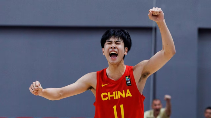 再擒塞尔维亚，中国U18男篮4连胜！张博源轰24+7 狂飙三分杀死比赛