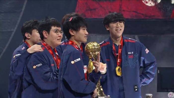 JDG击败BLG夺冠MSI！左手FMVP！尺帝大满贯！