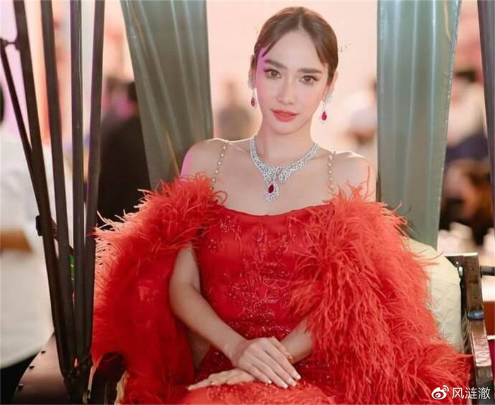 泰国最美变性人Poyd举行第2场婚礼，现场众星云集，AumP担任伴娘