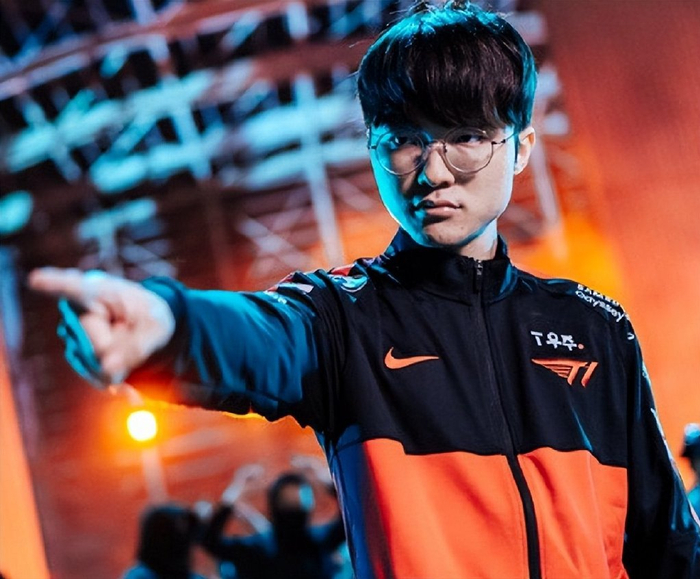 RNG确诊新冠后难约赛，DK主动伸出援手，秀神格局超越Faker