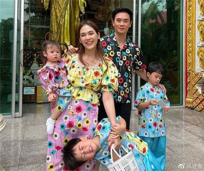 泰娱时尚女王Chompoo为爱女庆生，一家五口穿亲子装，温馨有爱