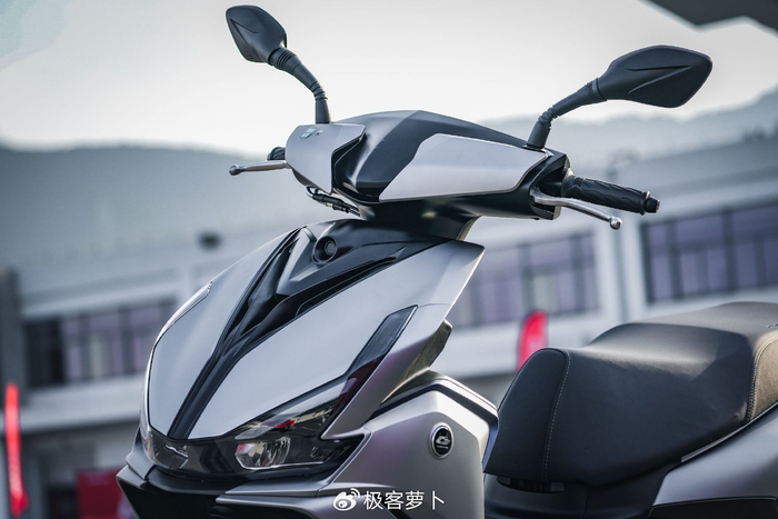 万元踏板对比，QJ鸿125、铃木UY、豪爵AFR买谁不吃亏？