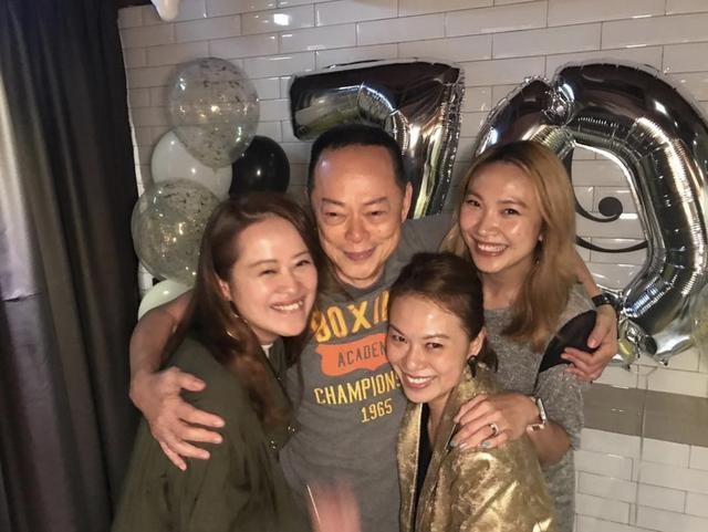 71岁TVB老戏骨罗乐林为女儿庆生妻子罕见露脸，两人同屋分居九年