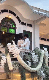 泰国最美变性人Poyd举行第2场婚礼，现场众星云集，AumP担任伴娘