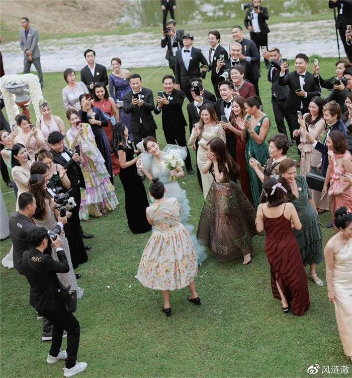 泰国最美变性人Poyd举行第2场婚礼，现场众星云集，AumP担任伴娘