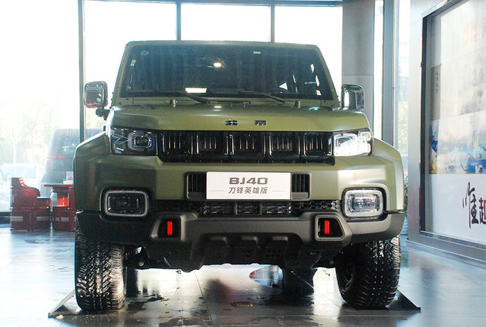 新款北汽BJ40正式上市，国六柴油动力+8AT变速箱，还买啥坦克300