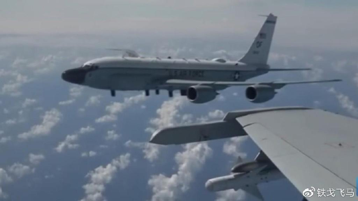 歼16出动，海上拦截美军RC135，干扰弹连续发射