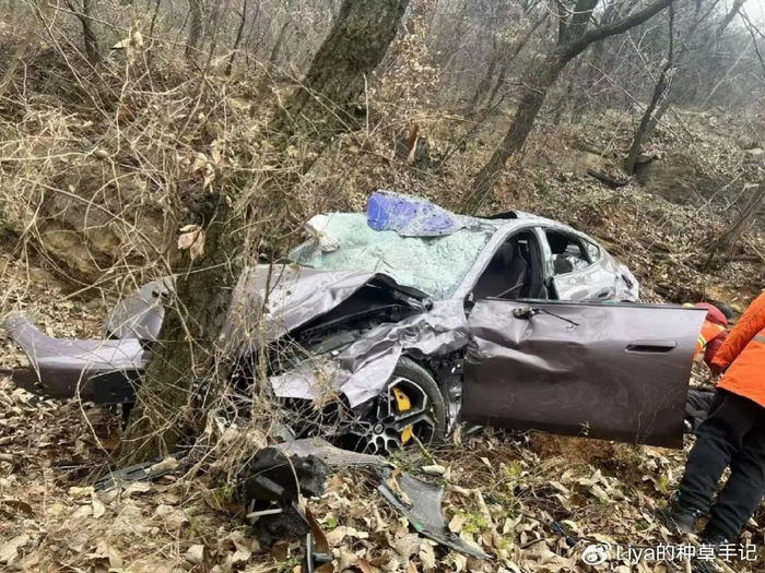 小米SU7史上最惨烈车祸！雷军跌下神坛？