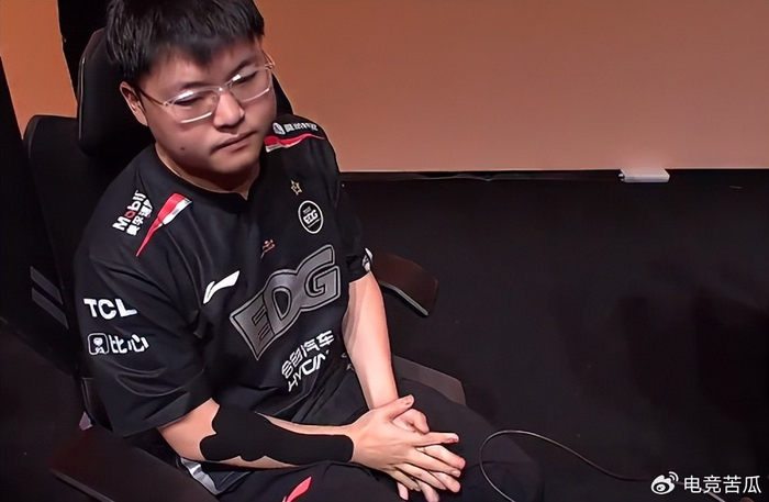 UZI无缘S13，导播单独给特写镜头，赛后哭了，神情让人心疼|导播|特写|神情_新浪新闻