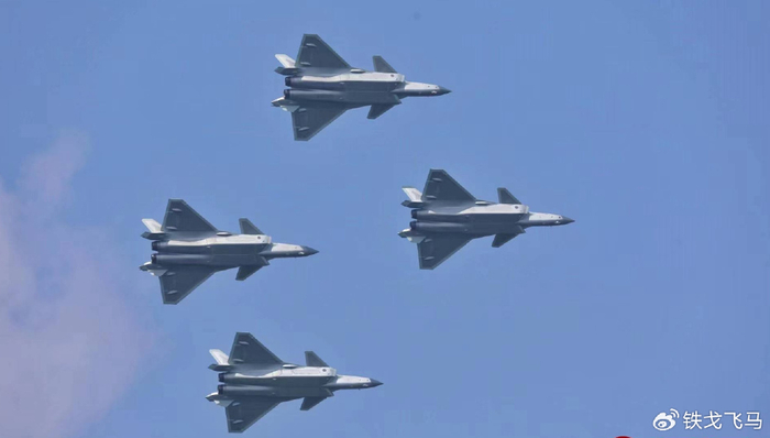 白头版歼-11BG亮相航展，全部“歼-16”化，300余架战力强大|战斗机|作战|中国空军_新浪新闻