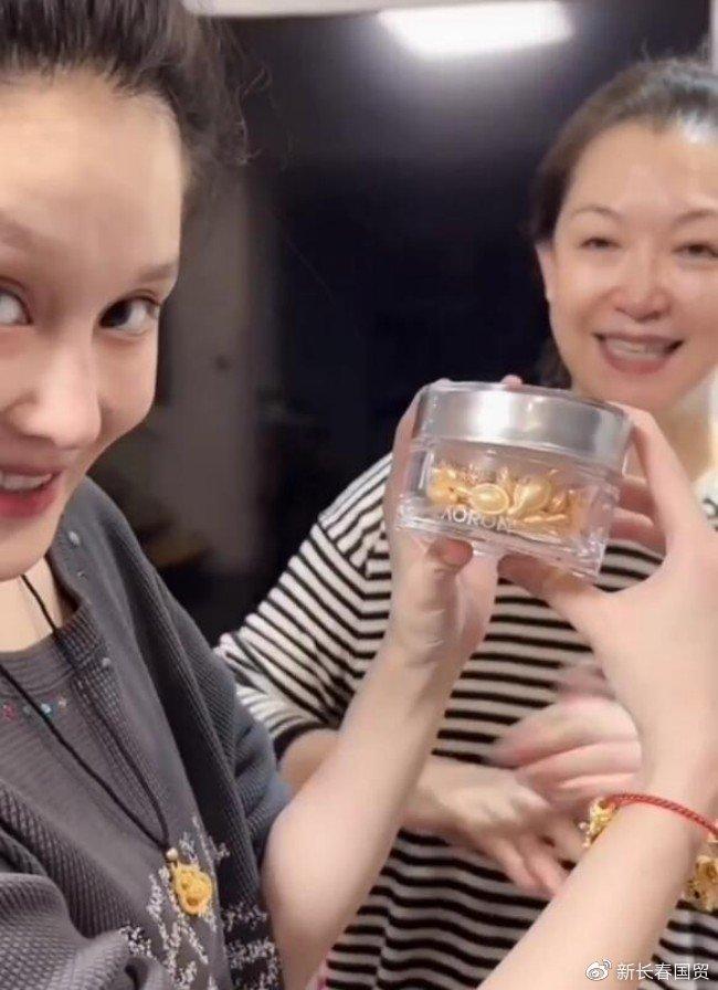 赵本山58岁妻子近照曝光，素颜出镜与女儿球球同框球球赵本山素颜新浪新闻