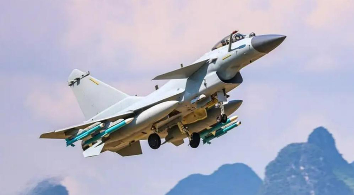 中国歼10B走出国门，与俄协同作战，精准打击目标，碾压美F16？