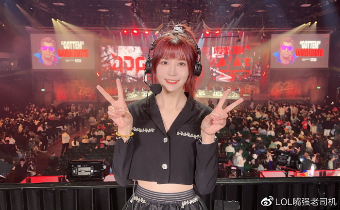 LPL女解说瞳夕秀出豹女COS！眼神犀利自带魅惑技能！|管泽元|眼神|技能_新浪新闻