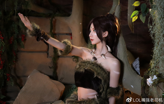 LPL女解说瞳夕秀出豹女COS！眼神犀利自带魅惑技能！|管泽元|眼神|技能_新浪新闻