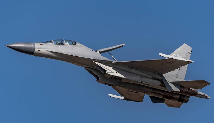 歼16出动，海上拦截美军RC135，干扰弹连续发射