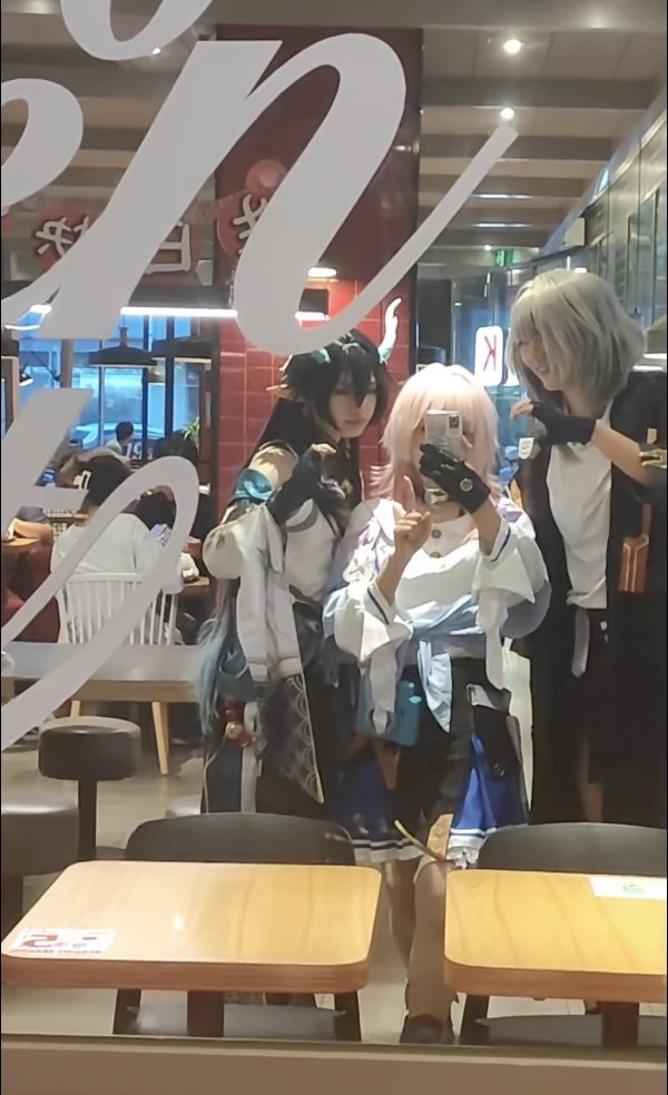 崩铁联动KFC网友狂喜！光去线下看Coser，就值回套餐钱？