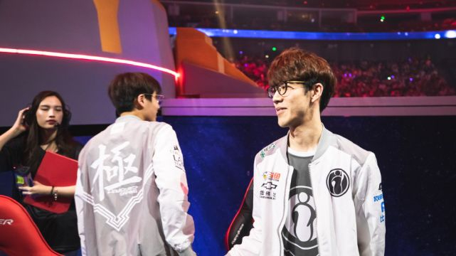 RNG传统文化？Theshy采访：感觉Karsa有点喜欢我，挺好的！