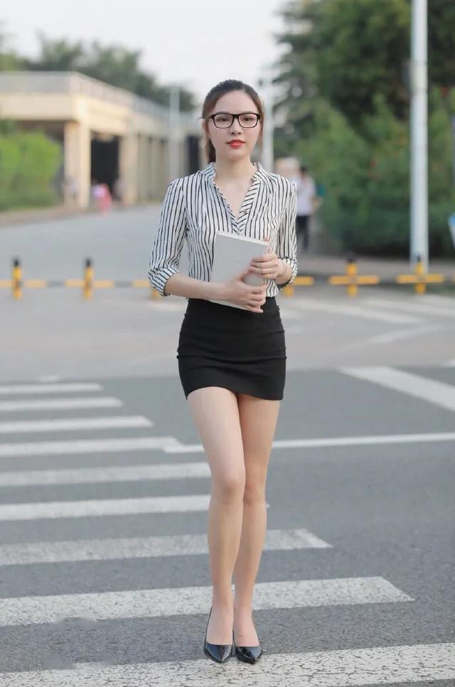 穿紧身黑裙，淑女又性感，大长腿的翘臀美女