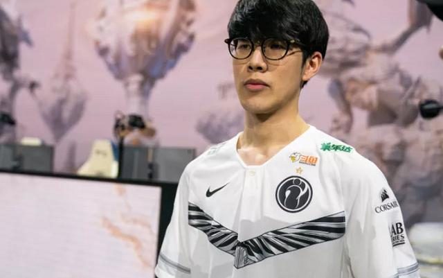 Theshy剑魔躲草丛玩“捉迷藏”，1V3只抓到一个，IG翻盘仅三分钟